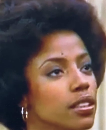 The legendary timeless Bern Nadette Stanis delivering arguably some of the “blackest” dilalouge ever in Eposodic Television when she famously asked: “How we gon’ let everybody now we sellin’ Draws?!?!? - Thelma Evans Season 4 episode 14 “The Hustle” aired 12/23/76 #wcw #goodtimes #thelmaevans #blackhollywood #bernadettestanis