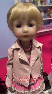 We would like to introduce you to Karina, a beautiful new Fashion Friends doll for your pleasure. We had to keep her secret for a very long time. This little clip was filmed by us in January at the international Nuremberg Toy Fair. She was the first doll we ever saw with this face! Rin, the Halloween witch doll who also has this new face wasn't at the show. Do you like what you see? | My Doll Best Friend