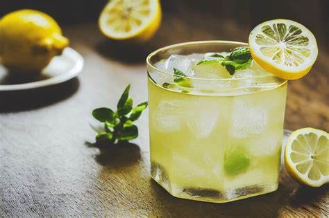 Caïpirinha Brésilienne Au Citron Vert Et à La Fraise Préparée Avec De