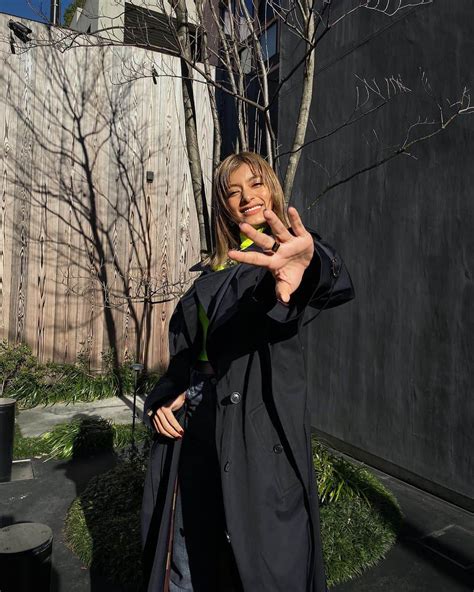 ローラさんのインスタグラム写真 ローラinstagram 「🖤 🍃」12月28日 15時26分 Rolaofficial