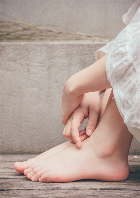 무료 이미지 애정 귀엽다 초상화 아름다운 행복 소녀 피부 관절 인간의 다리 좌석 맨발 인간의 몸 발가락
