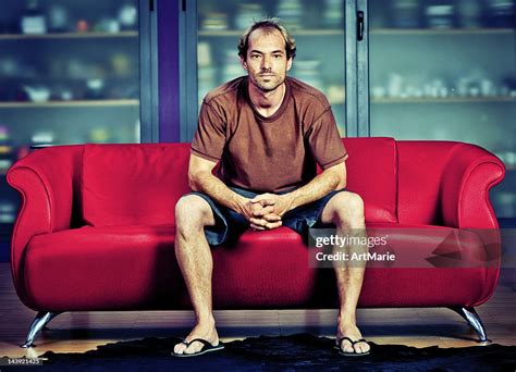Homme Assis Sur Un Canapé Photo Getty Images