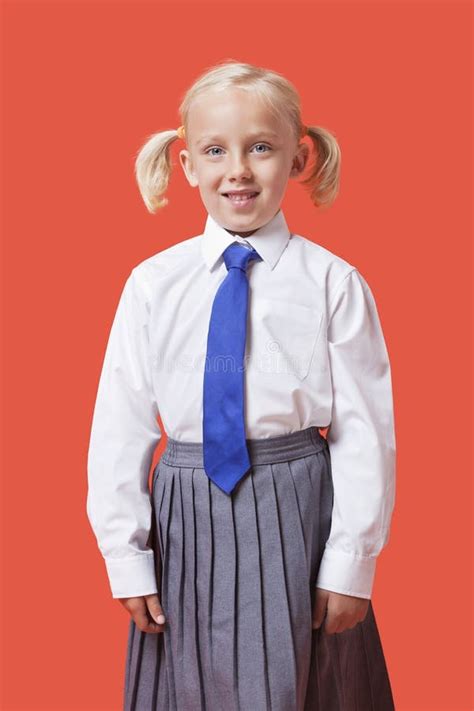 Portrait Dune Jeune Fille Mignonne Dans Luniforme Scolaire Au Dessus