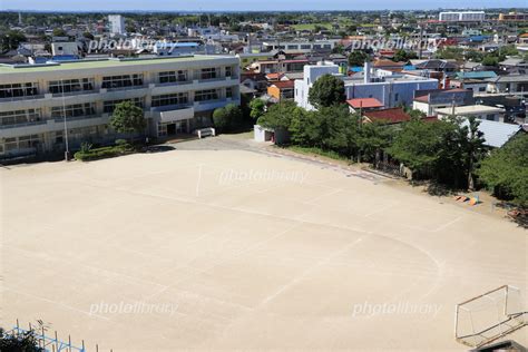 小学校の校庭 写真素材 [ 6828577 ] フォトライブラリー Photolibrary