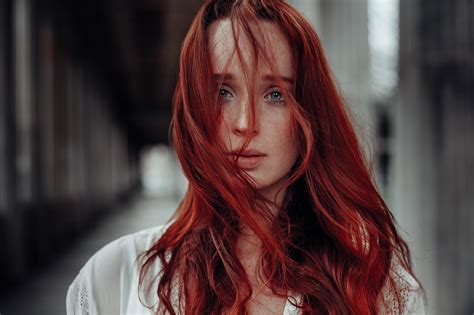 배경 화면 야외 여성 여자들 빨간 머리 모델 초상화 긴 머리 파란 눈 뷰어를보고 유행 얼굴에 머리카락 앤