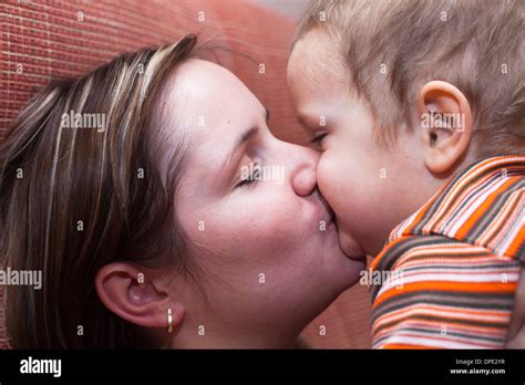 Enfant Qui Embrasse Sa Mere Banque De Photographies Et Dimages à Haute