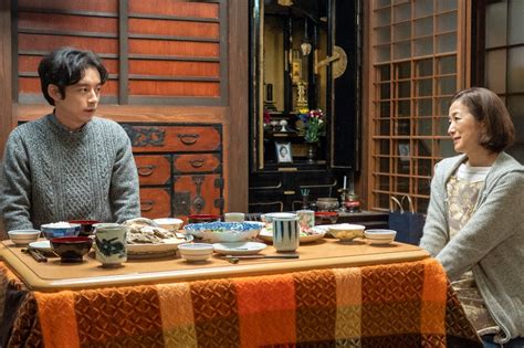 連続テレビ小説「おかえりモネ」第117話。初対面の菅波（坂口健太郎）を温かく迎える亜哉子（鈴木京香）（c）nhk ― スポニチ