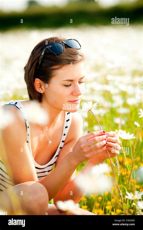 Champ De Fleurs Fille Banque Dimage Et Photos Alamy