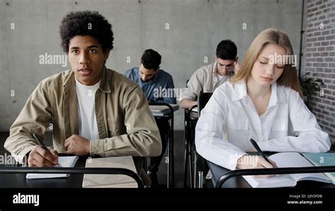 Divers Jeunes Gens De Groupe Camarades De Classe Assis Dans La Salle De