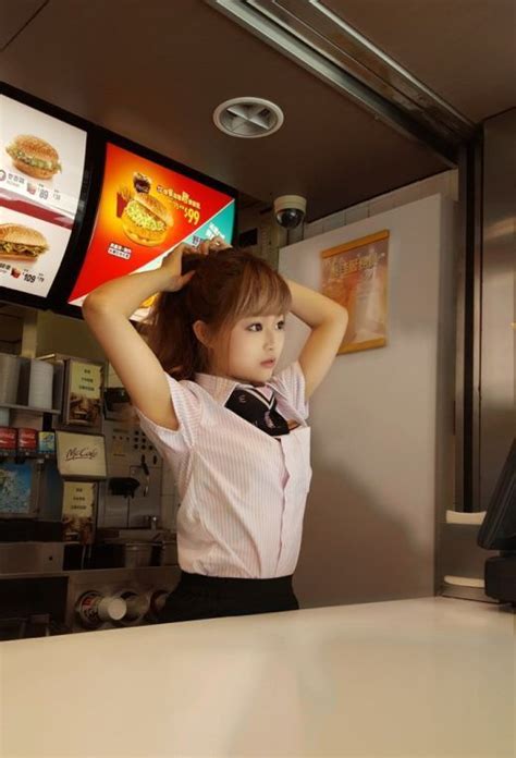 【画像】2年前「めちゃめちゃ可愛い」と話題になったマクドナルド店員さんの現在の姿・・・ 様々な情報を毎日まとめています