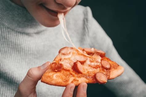 تاثیر پنیر پیتزا در رژیم غذایی فواید، مضرات و نقش آن در تناسب اندام