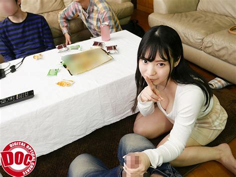 巨乳で美人な友達の姉ちゃんの胸の谷間に興奮しフル勃起！勃起したボクを可愛く思ったのか皆が居るその場で強引手コキ射精し… エロ動画・アダルト