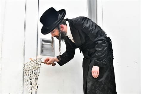 הרבי מזוועהיל הדליק את נר שמיני של חנוכה ושרף את הפתילות • גלריה