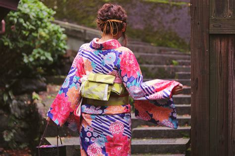 石段を登っていく着物の女の子のフリー画像｜おしゃれなフリー写真素材：girly Drop