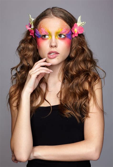 Retrato De La Joven Adolescente Con La Flor De La Flor En El Pelo