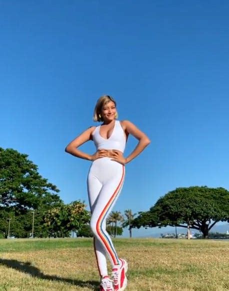 ローラ、胸元ざっくりsexyジムウェアで“燃えやすい体”になる準備運動を伝授 モデルプレス