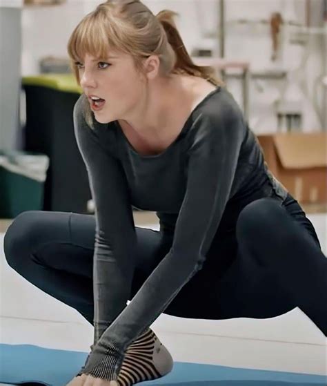 Imagine If Taylor Had A Hard Cock I Would Spend All Day On My Knees