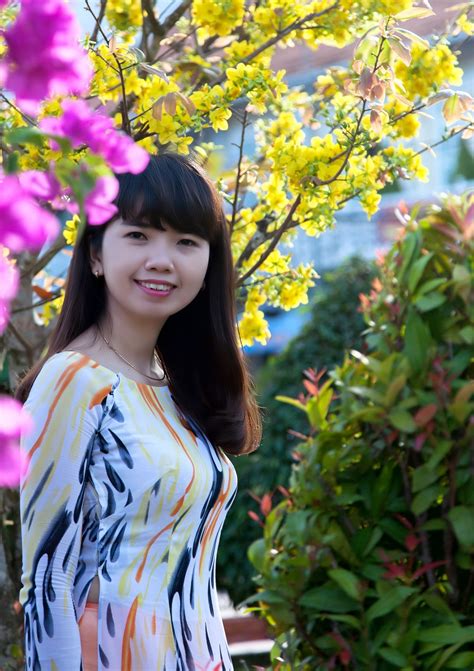 무료 이미지 나무 소녀 여자 사진술 잎 꽃 초상화 모델 어린 봄 녹색 색깔 가을 유행 식물학 의류