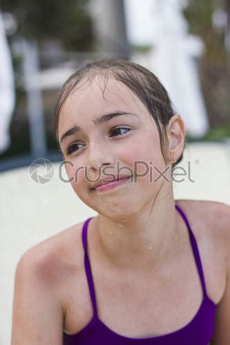 Schöne Junge Mädchen In Einem Lila Badeanzug Auf Foto Vorrätig