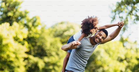 Portrait Dun Jeune Père Portant Sa Fille Sur Son Dos Dans La Nature