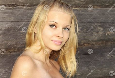 Blond Ung Flicka Med Nakna Skuldror Arkivfoto Bild Av Kaukasisk