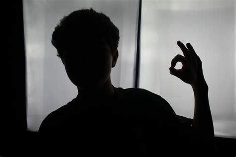 무료 이미지 손 남자 실루엣 빛 검정색과 흰색 화이트 초상화 그림자 몸짓 어둠 검은 단색화 대화 머리