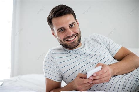 الرجل، الكذب على الفراش، بينما، الاستعمال، تلفون متحرك، إلى داخل، الوضع