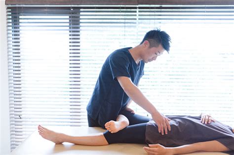 환자 받는 척추 교정 지압 요법 치료 마사지에 대한 스톡 사진 및 기타 이미지 마사지 일본 민족 척추교정 지압요법