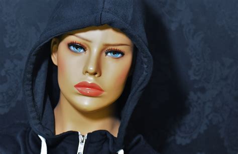 무료 이미지 여자 전망 초상화 모델 유행 의류 검은 레이디 장난감 후드 푸른 눈 마네킹 얼굴 인형