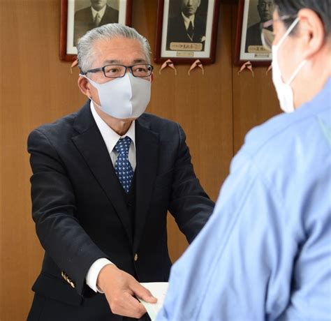 原田啓介市長に要望書を手渡した十時康裕会頭（左） 日田の事業者に緊急支援を 商議所と商工会、市に要望 写真・画像 1 1 ｜【西日本新聞me】