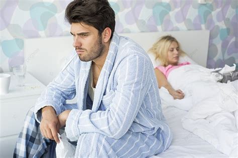الرجل المريض، جلس الفراش، ب، المرأة، نائم، إلى داخل، الخلفية، على البيت