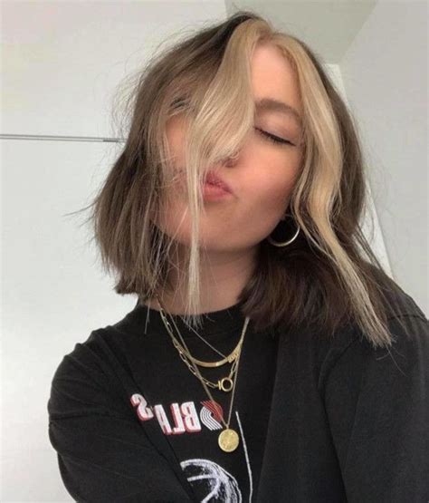 The 90s Rogue Streak Is The Most Effortless Way To Highlight Your Hair