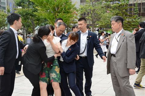 「安倍辞めろ」のヤジ飛ばした男女を道警排除 首相街頭演説中 毎日新聞