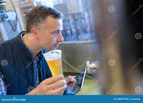 Cervecero En Cerveza Uniforme De La Prueba En La Cervecería Foto De