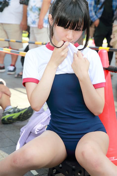 C86夏コミで可愛らしいjkレイヤー眠羽こまりがスク水コスプレでマンスジ食い込み – みんくちゃんねる
