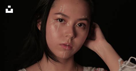 頭に手を当てて写真を撮っている女性の写真 – Unsplashの無料バリ写真