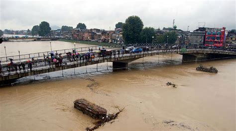 Rain Triggers Flooding In South Kashmir Jhelum Crosses Danger Mark