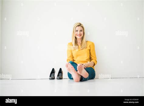 Rote High Heels Auf Dem Boden Fotos Und Bildmaterial In Hoher