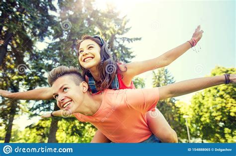 Pares Adolescentes Felices Que Se Divierten En El Parque Del Verano