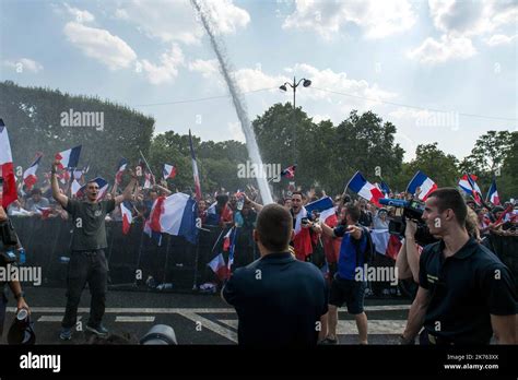 Un Pompier Avec Une Lance A Incendie Arrose Les Supporters Français