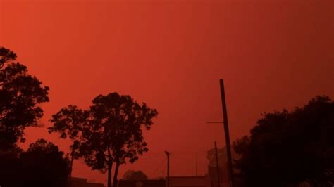 Wildfires Trap Thousands On Beaches Outside Australian Waterfront