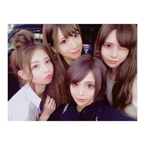 美女に囲まれる Moe Zine