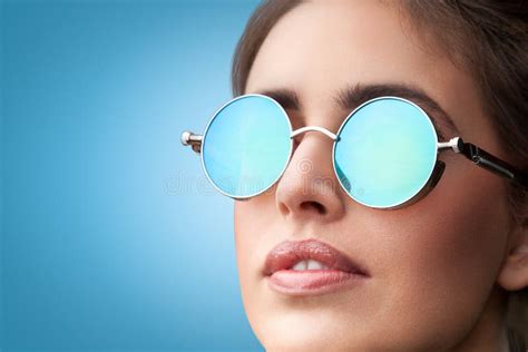Faites Face Au Portrait De La Jeune Belle Femme Dans Des Lunettes De