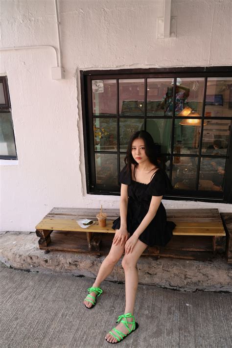 갈색 나무 벤치에 앉아 검은 드레스를 입은 여자 사진 Unsplash의 무료 에즈라의 차선 이미지