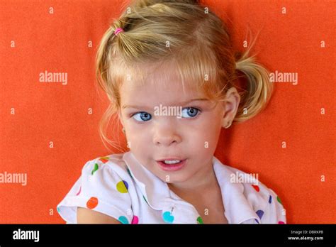 Niños Rubios Con Ojos Asules Fotografías E Imágenes De Alta Resolución