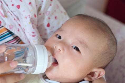 婴儿多大可以喝水（宝宝不满6个月用不用喝水） 幼儿百科 魔术铺