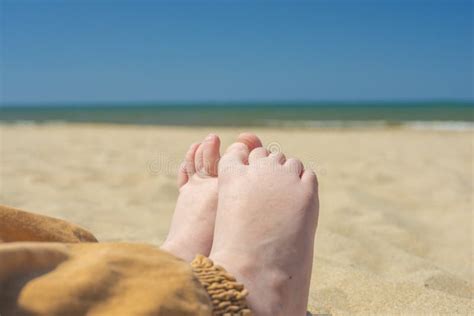 Los Pies De Los Nios Desnudos En La Playa Primer Foto De Archivo