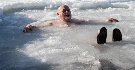 Russie Ils Prennent Un Bain Glacé Par 40°c