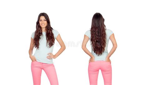 Jolie Fille Avec Le Pantalon Rose Montrant Quelque Chose Avec Ses Bras