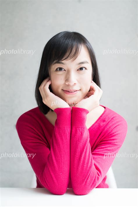 考え事をする若い女性 写真素材 [ 5996408 ] フォトライブラリー Photolibrary